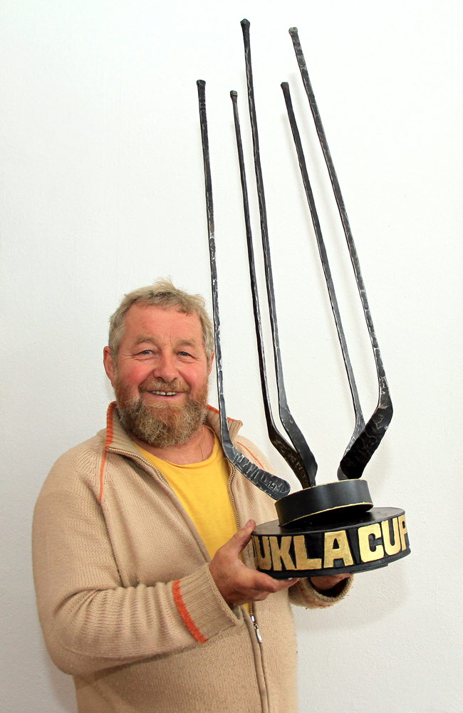 HC Dukla Jihlava – Autorem trofeje pro vítěze Dukla cupu je umělecký ...